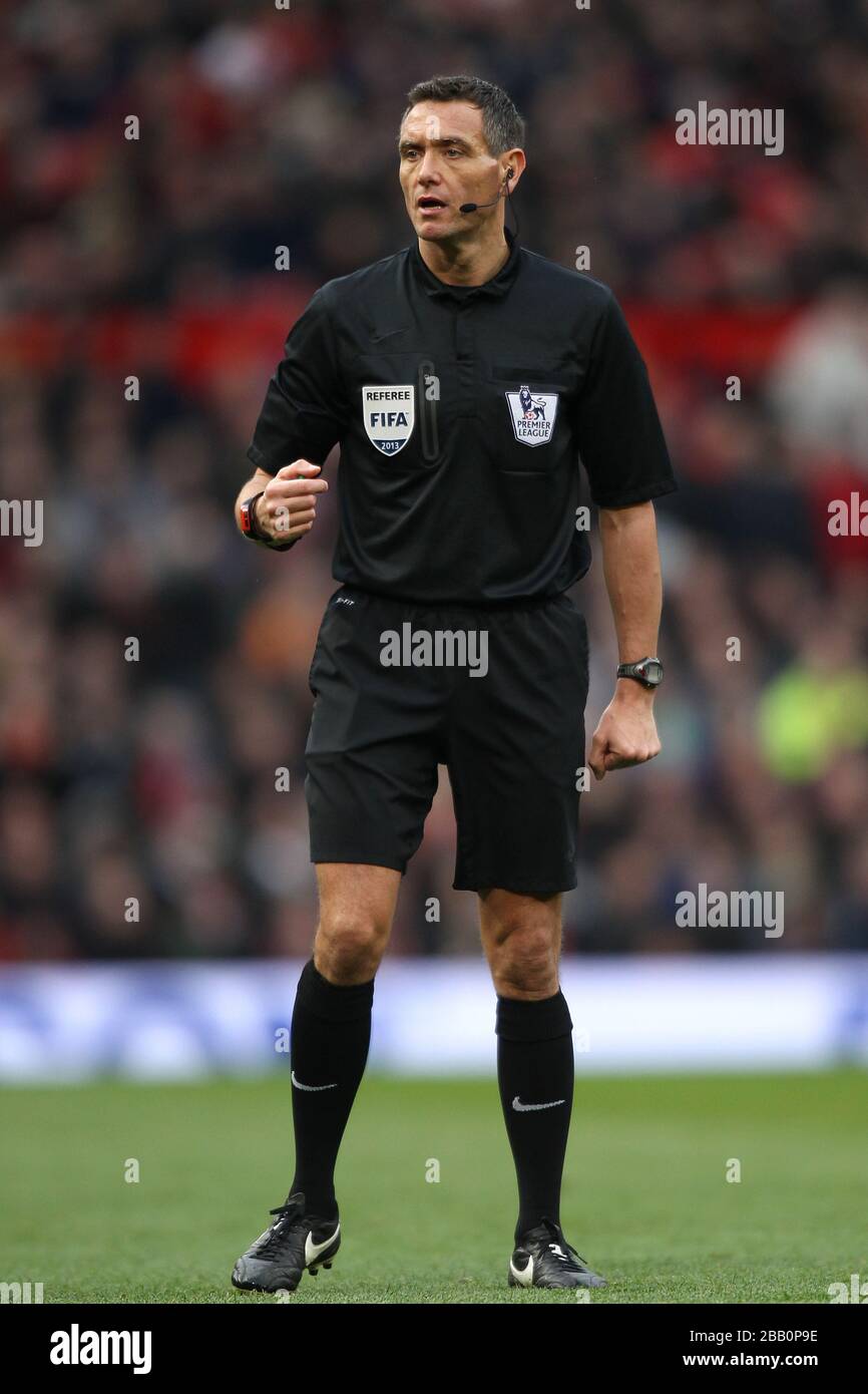 Referee Andre Marriner Stock Photo - Alamy