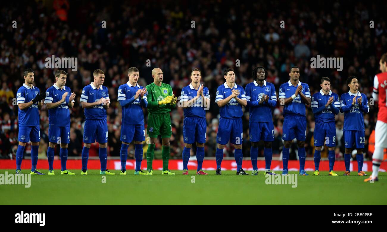 Everton's player line up for a minutes applaus before the kick off ...