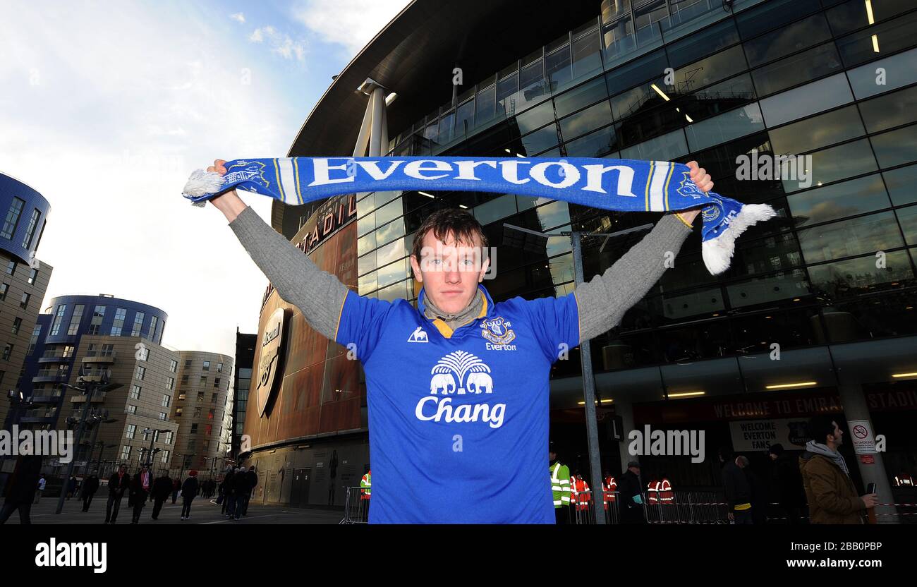 An Everton fan outside of the Emirates Stadium before the match Stock ...