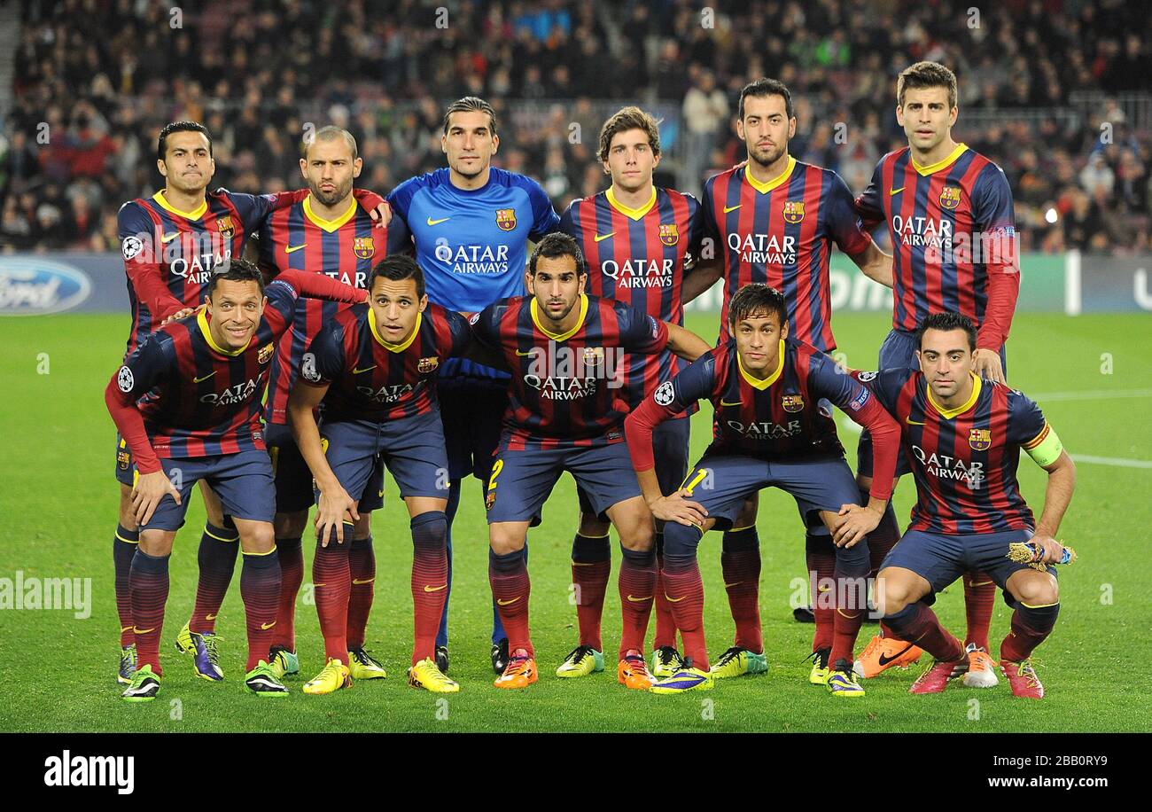 Barcelona players line-up for a photograph before kick-off Stock Photo ...