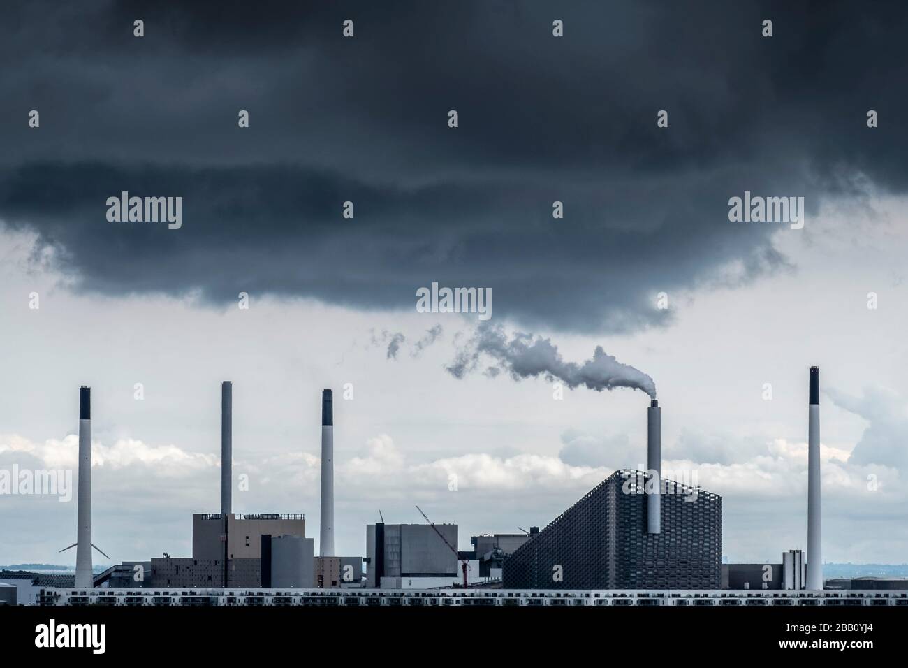 Factory polluting the air Stock Photo - Alamy