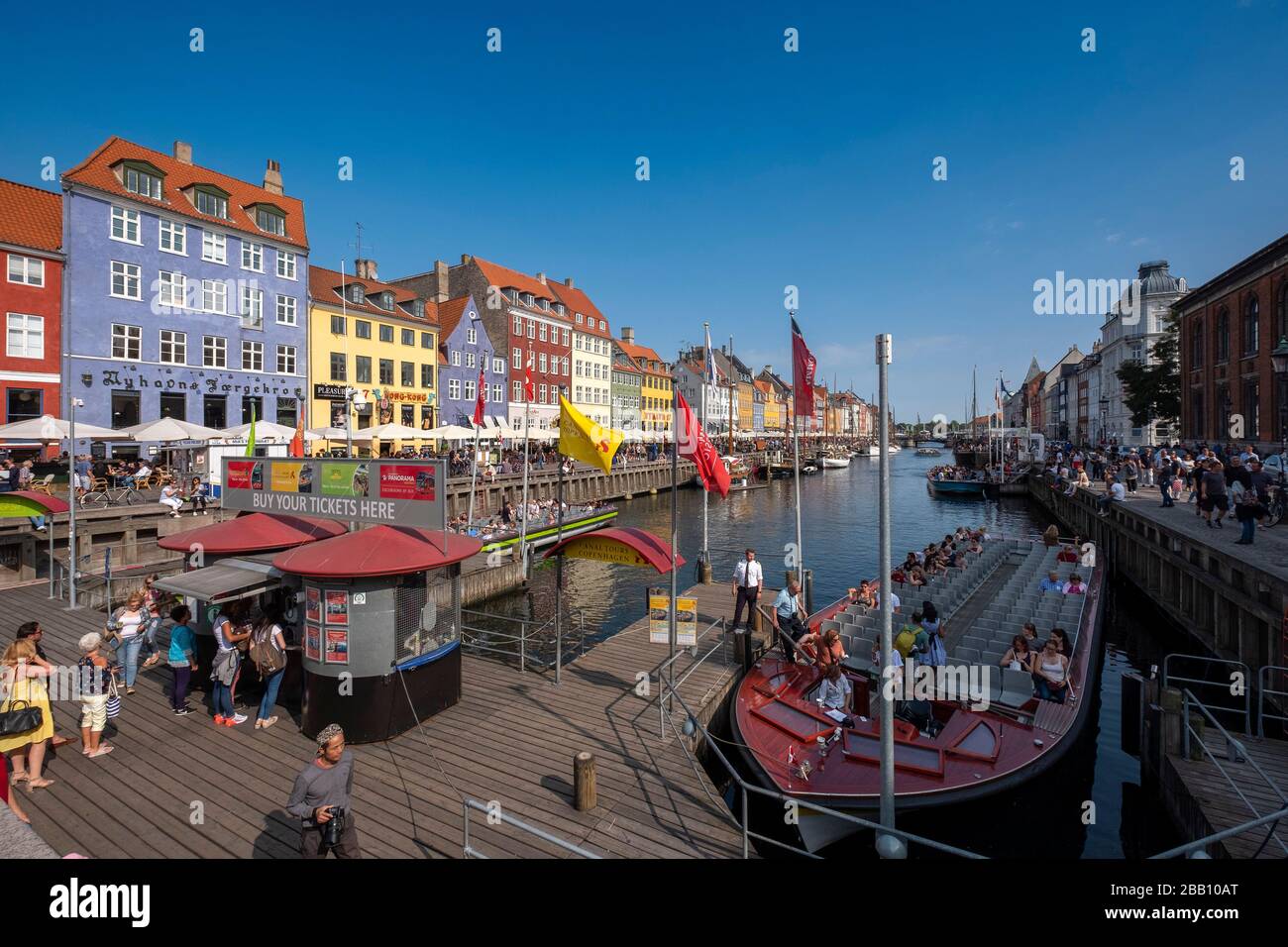 Row of colorful houses on the waterfront of the Nyhavn canal in ...