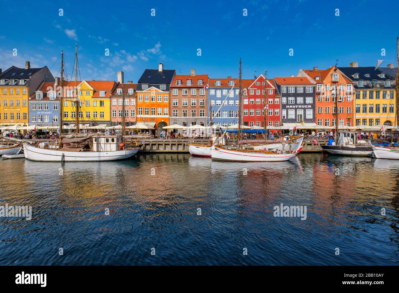 Row of colorful houses on the waterfront of the Nyhavn canal in ...