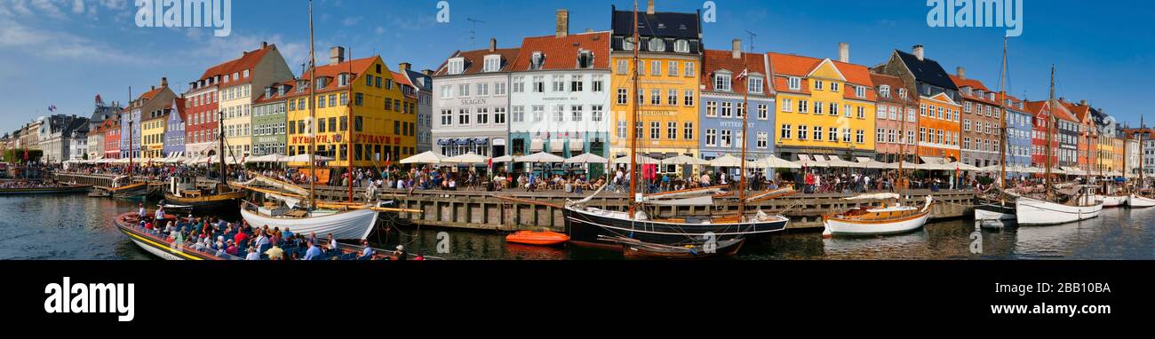Panoramic view of the colorful houses on the waterfront of the Nyhavn ...