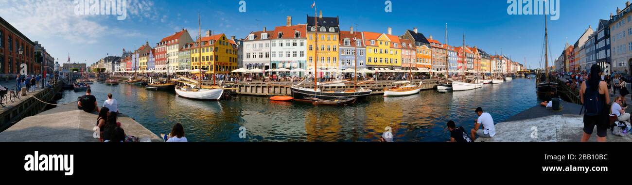 Panoramic view of the colorful houses on the waterfront of the Nyhavn ...