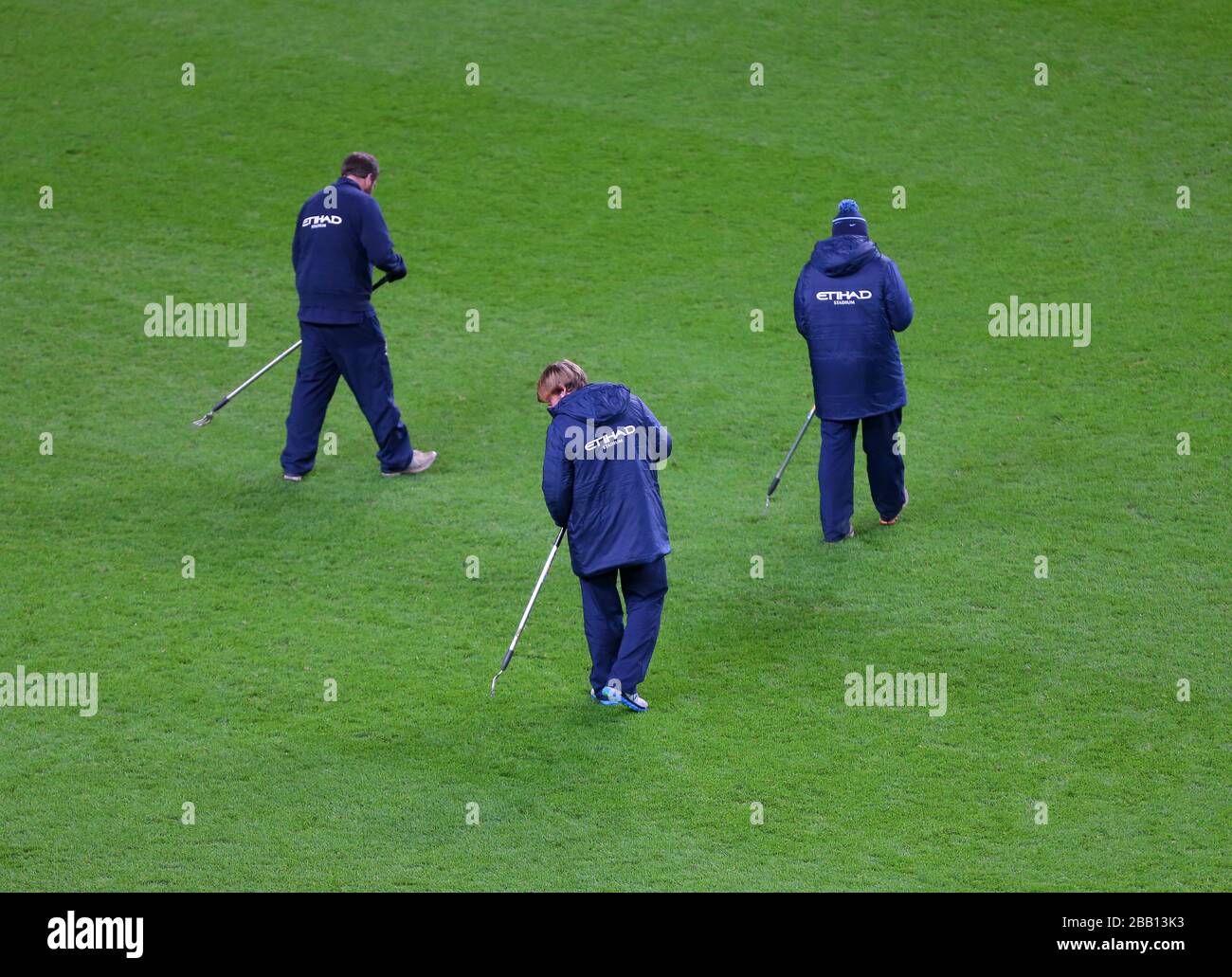 Groundstaff work on the pitch at the Etihad Stock Photo - Alamy