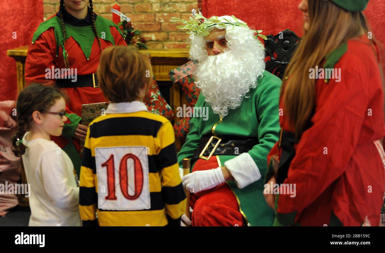 Children meet father christmas hi-res stock photography and images - Alamy