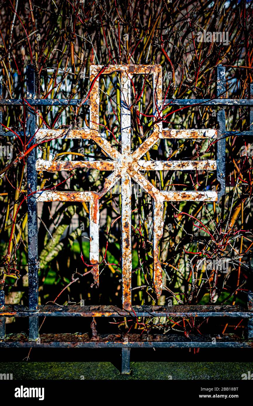 Metal fence and hedge hi-res stock photography and images - Alamy