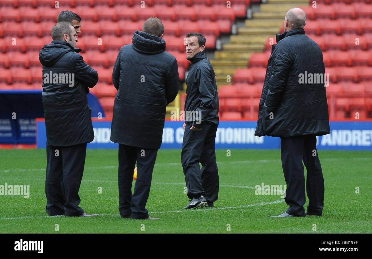 Referee does pitch inspection hi-res stock photography and images - Alamy