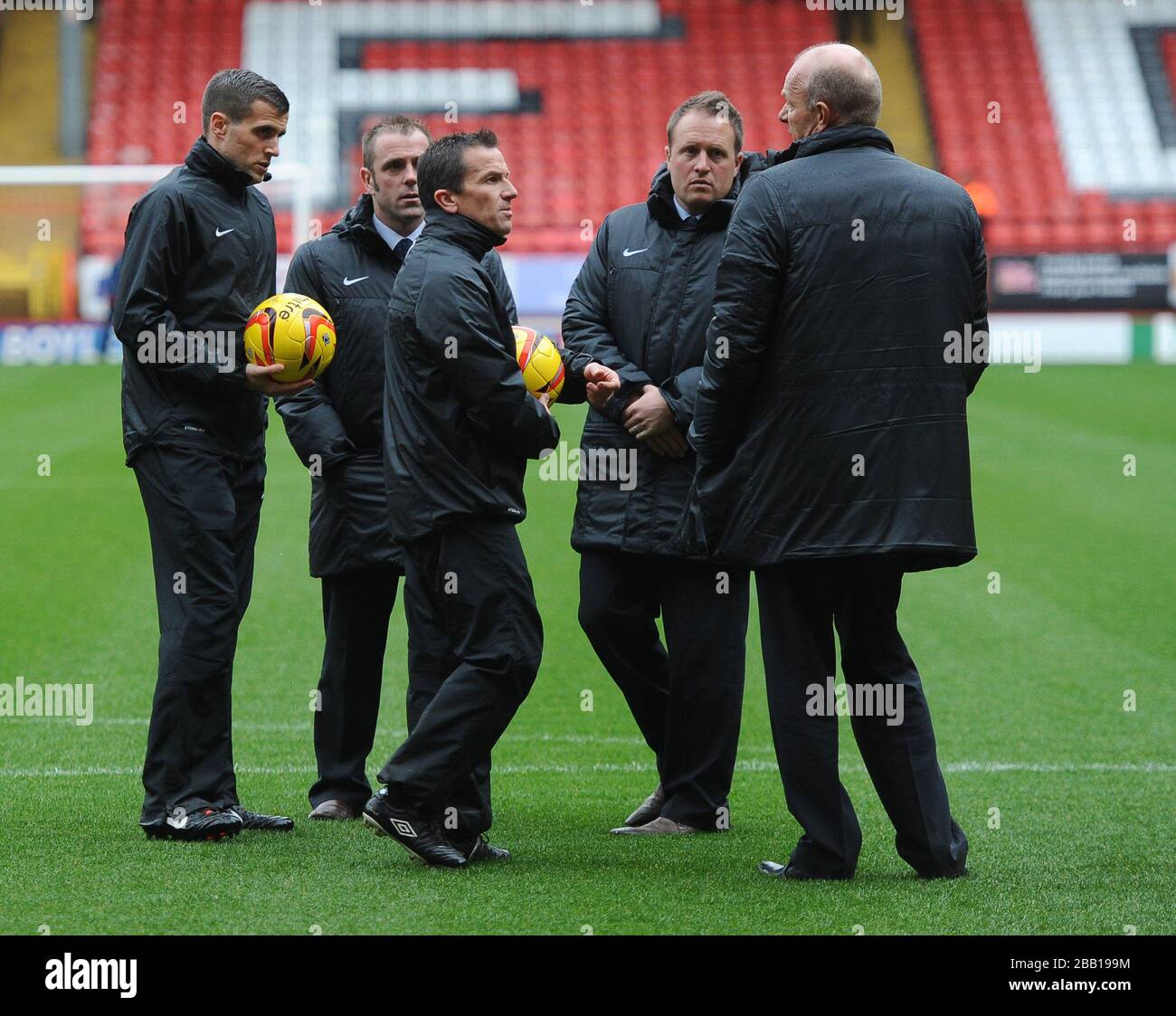 Referee does pitch inspection hi-res stock photography and images - Alamy