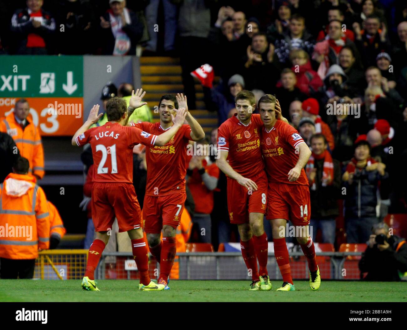 Full length steven gerrard lucas leiva hi-res stock photography and ...