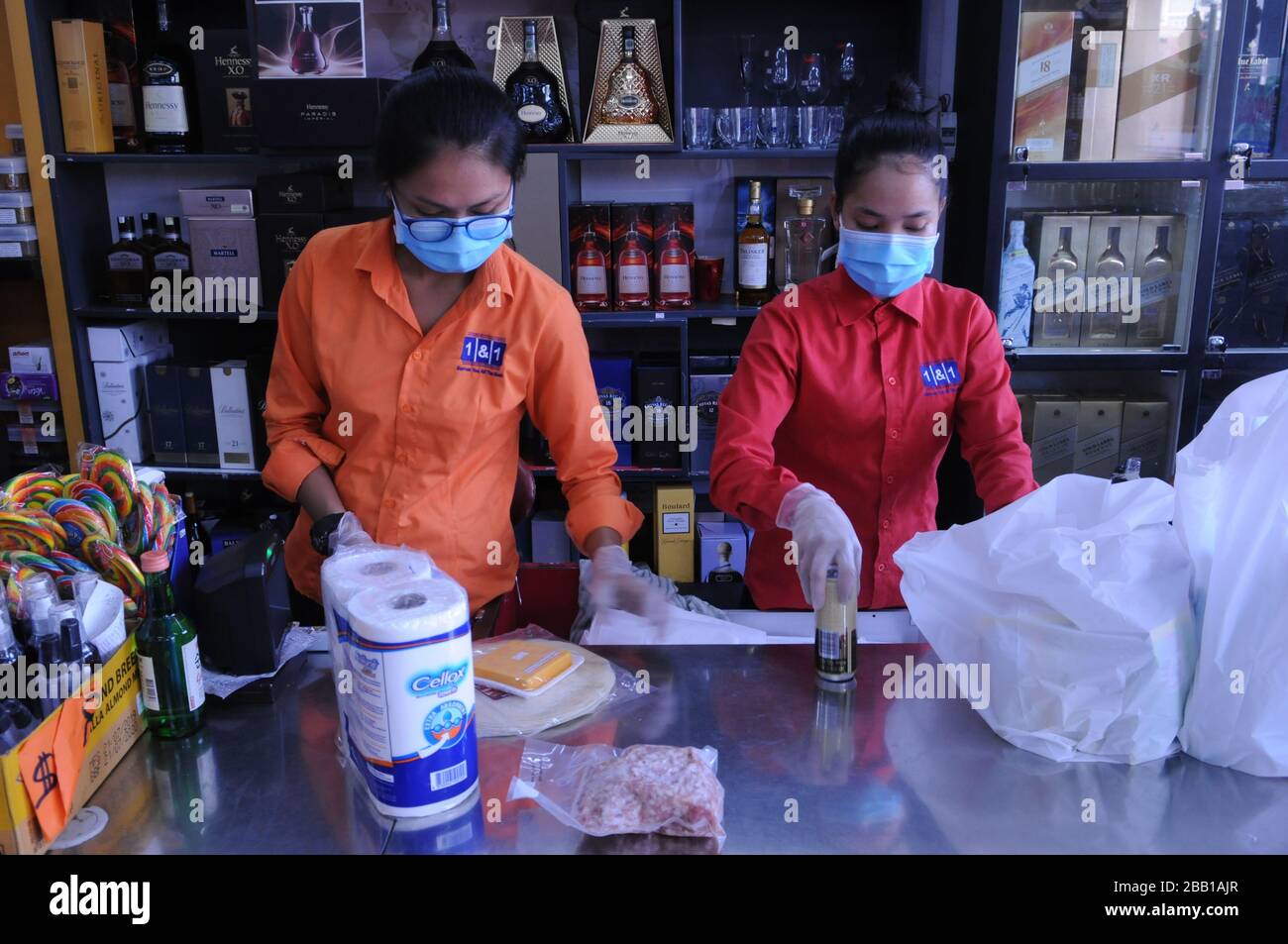 Checkout counter clerks hi-res stock photography and images - Alamy