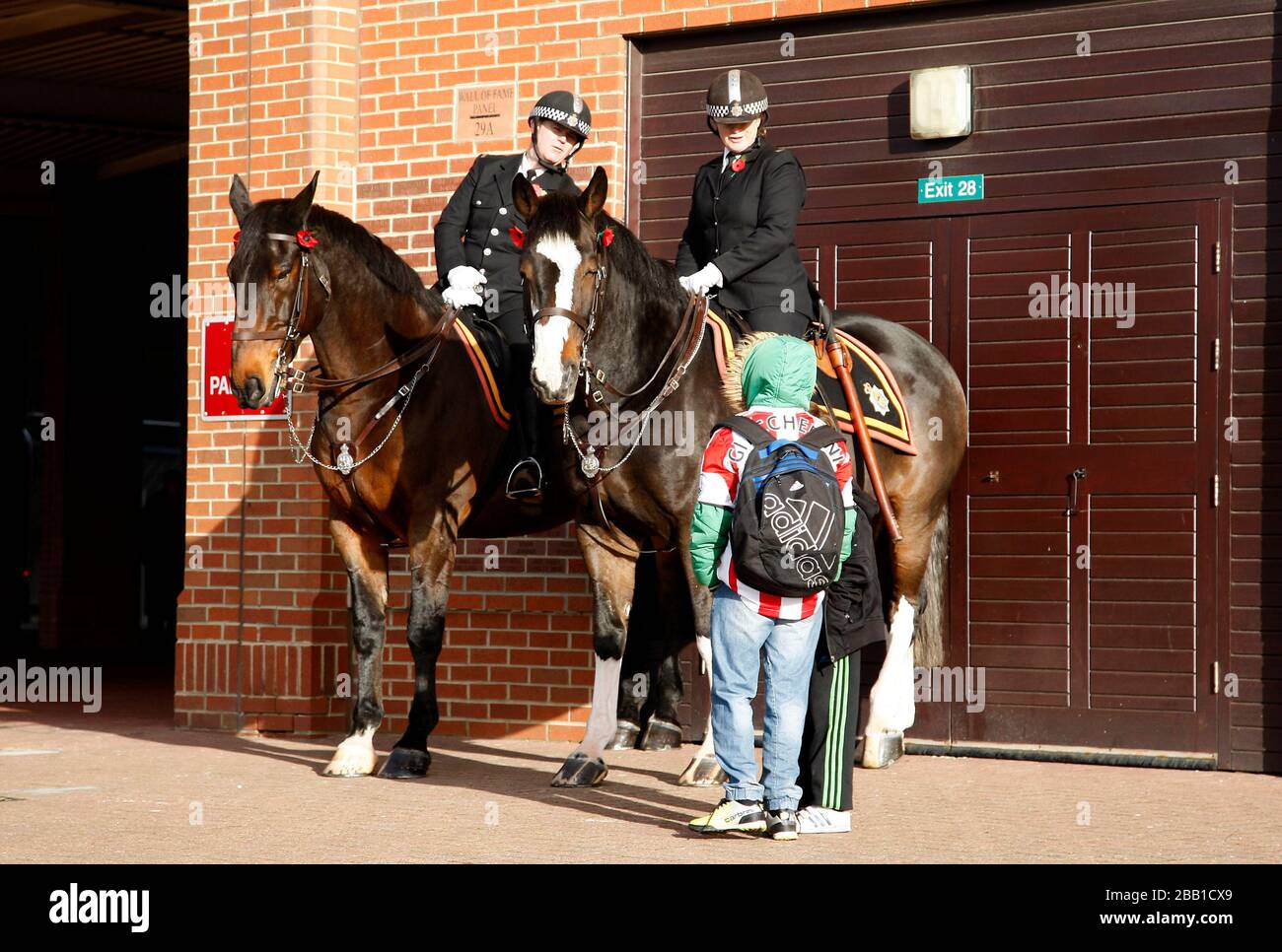 Mounted police outside of stadium hi-res stock photography and images ...
