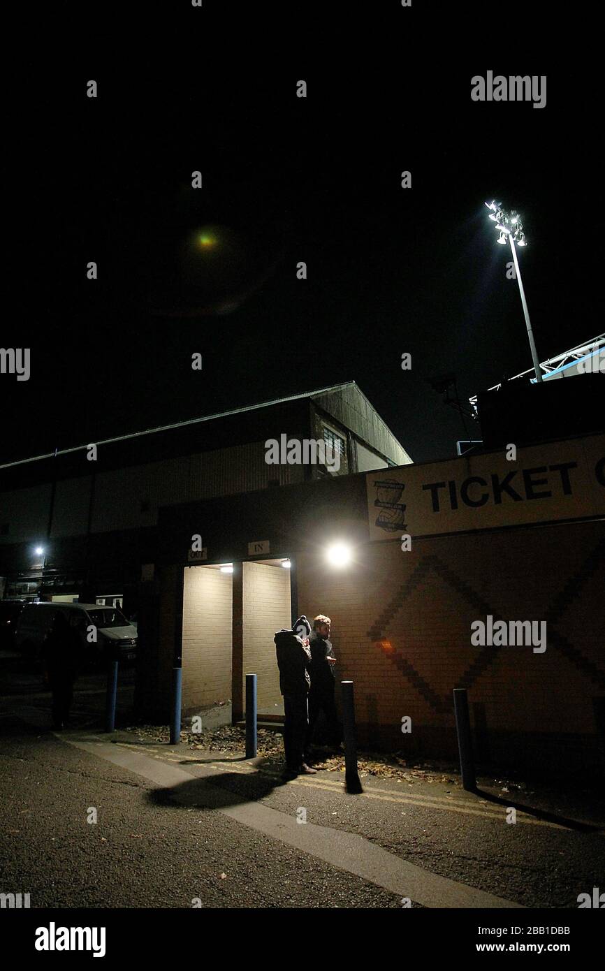 Fans outside ticket office hi-res stock photography and images - Alamy