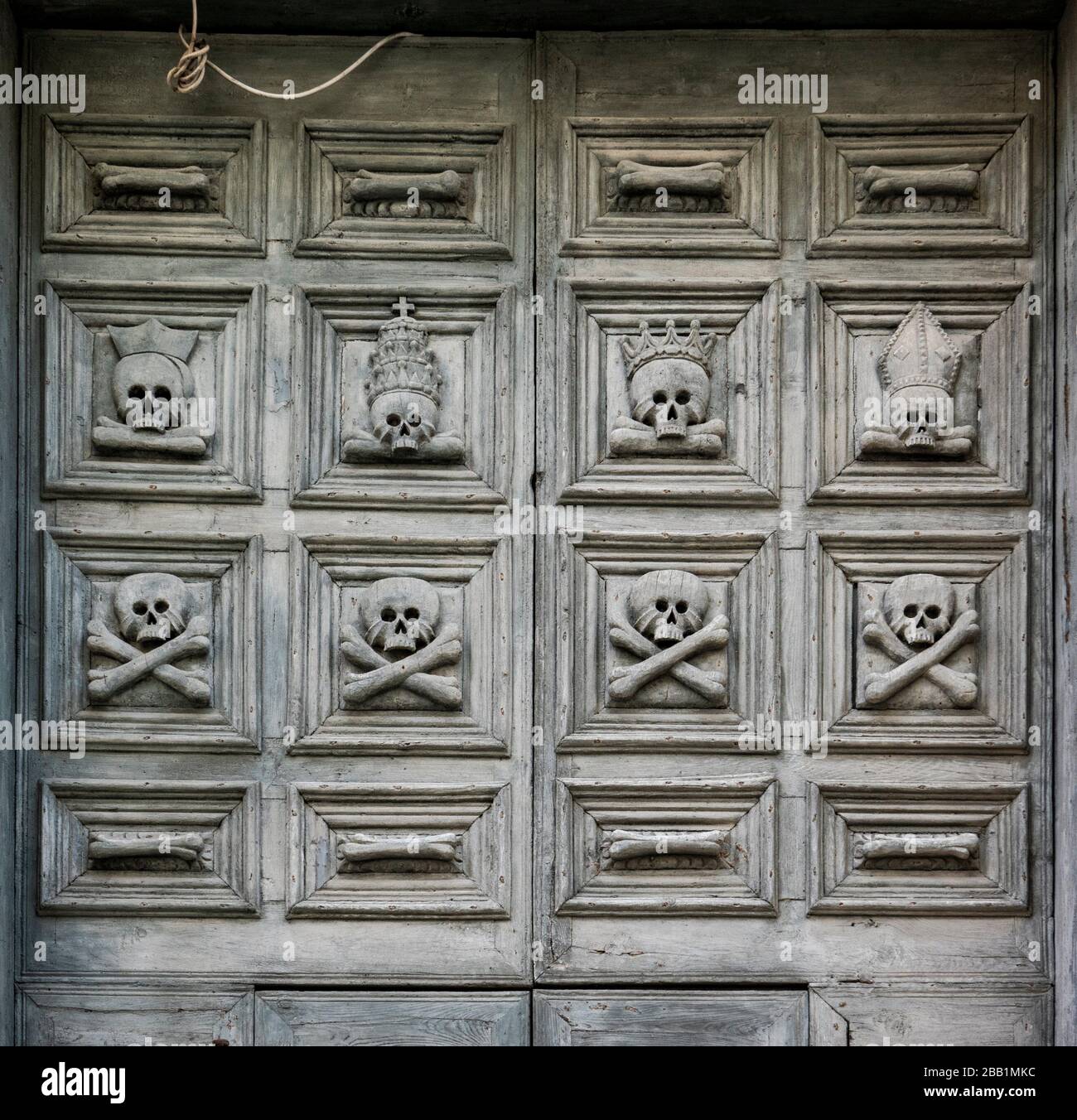Skull and bones door hi-res stock photography and images - Alamy