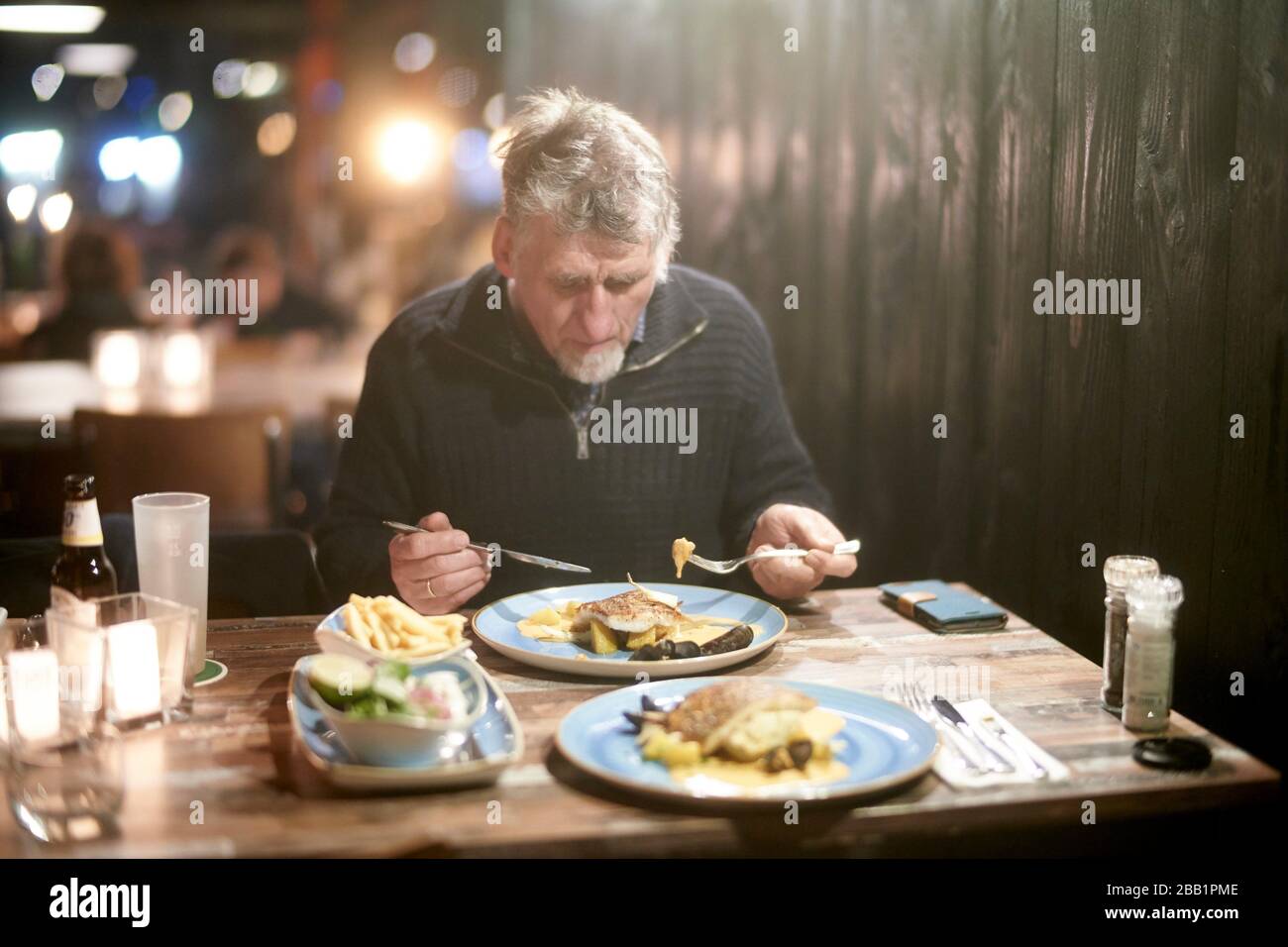 Man 70 restaurant hi-res stock photography and images - Alamy