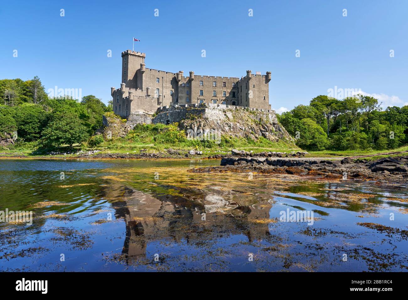 Dunvegan castle isle of skye dunvegan castle skye hi-res stock ...