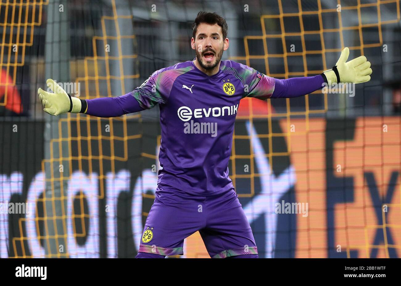 Borussia Dortmund goalkeeper Roman Burki Stock Photo - Alamy