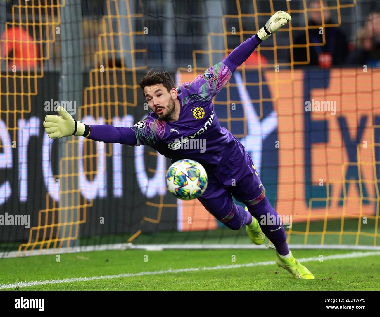 Borussia Dortmund goalkeeper Roman Burki Stock Photo - Alamy