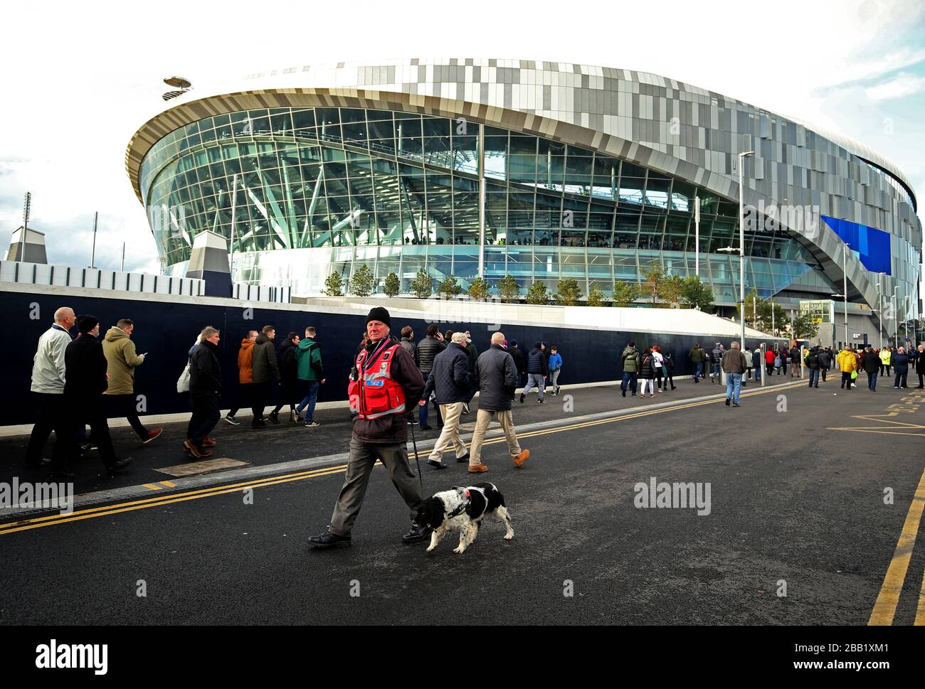Tottenham hotspur stadium outside hi-res stock photography and images ...