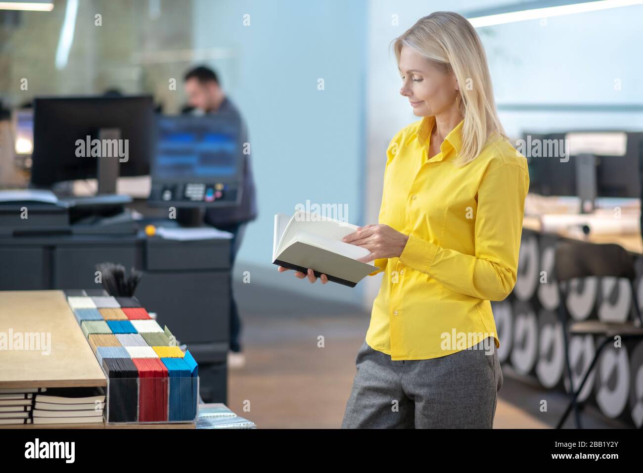 Flicking paper hi-res stock photography and images - Alamy