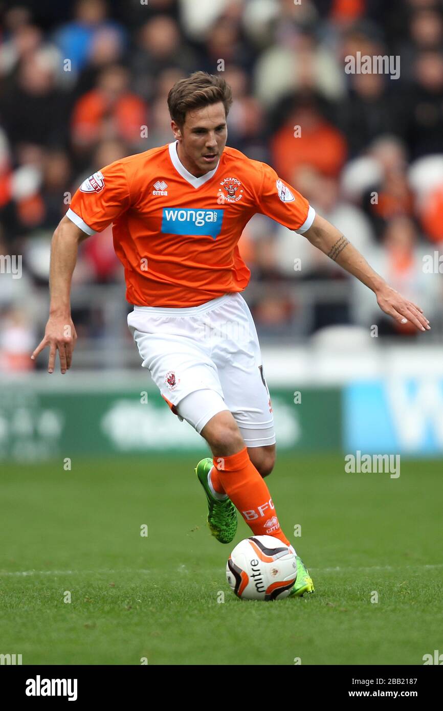 Dan gosling full length hi-res stock photography and images - Alamy