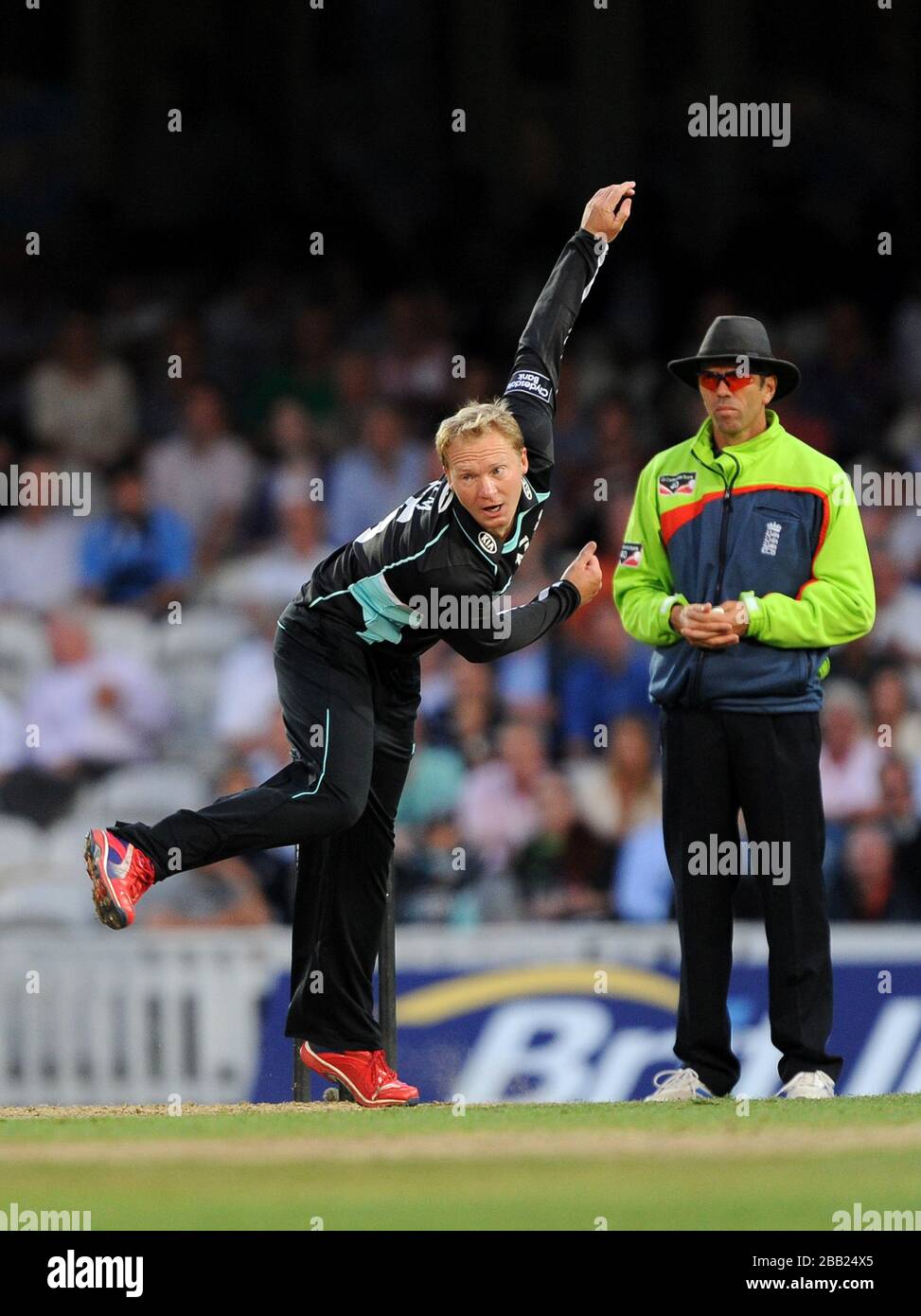Surrey's Gareth Batty in bowling action Stock Photo - Alamy