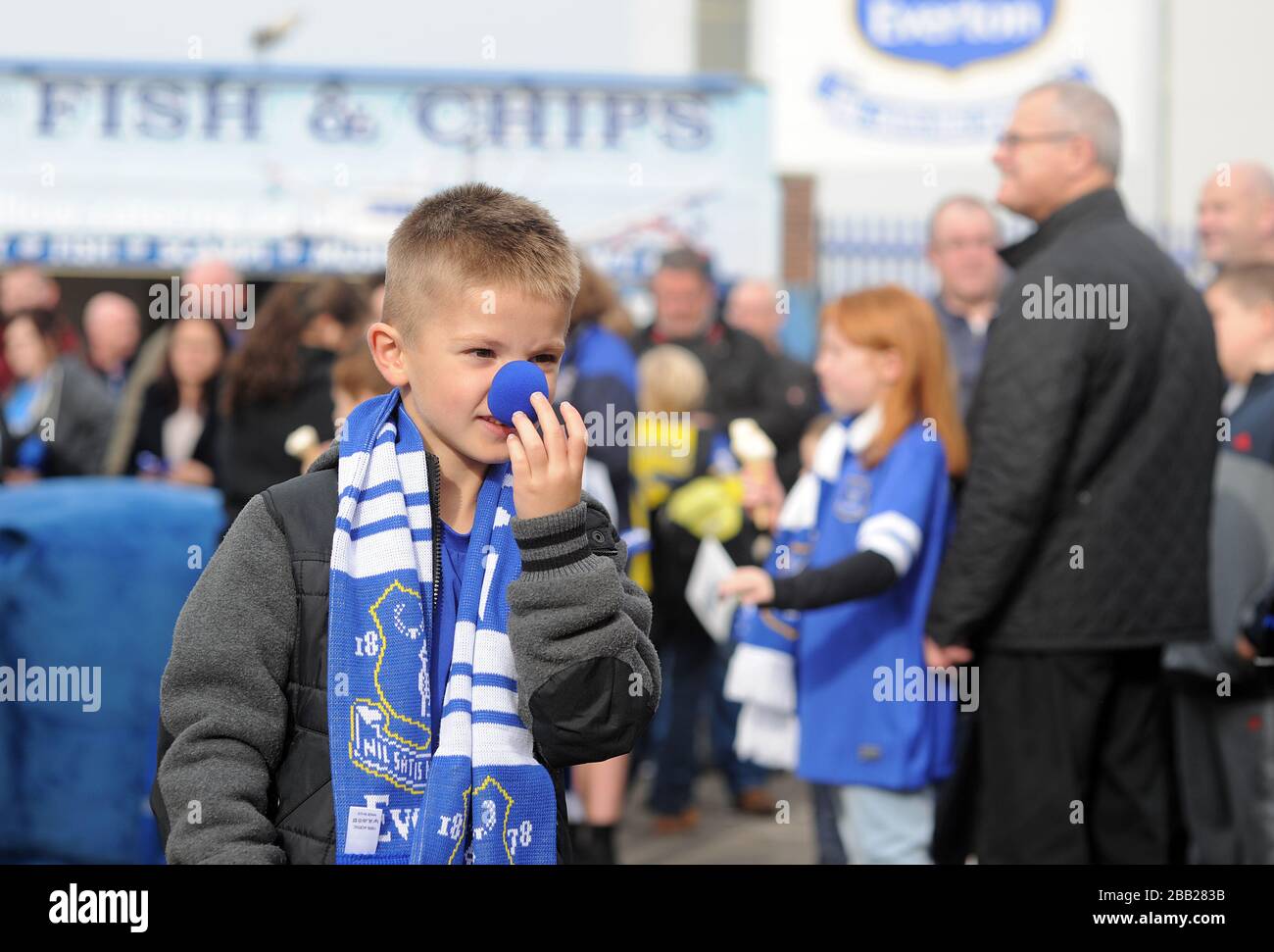 Everton supporters in the fan zone hi-res stock photography and images ...