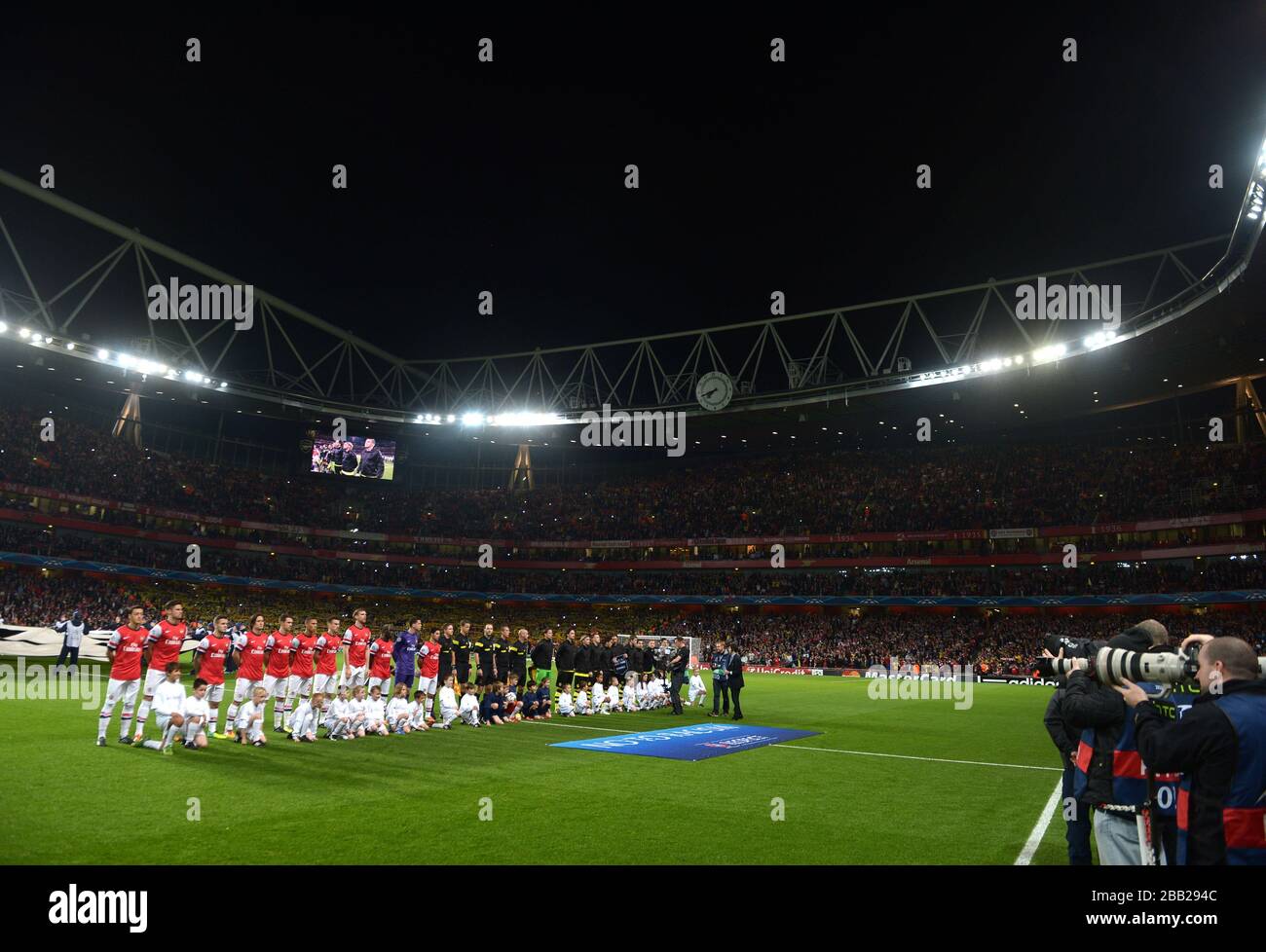 Teams line up before game hi-res stock photography and images - Alamy
