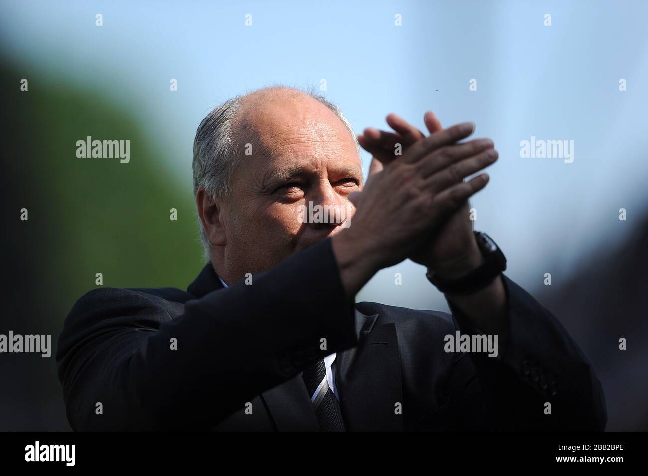 Fulham's manager Martin Jol acknowledges the crowd before kick-off ...