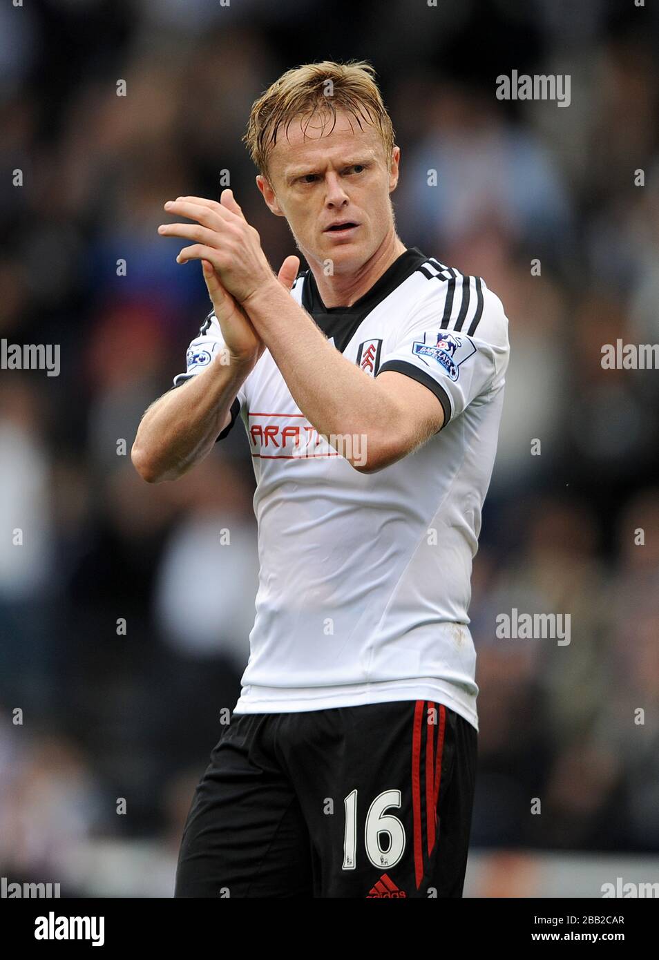Fulham's Damien Duff celebrates after the final whistle Stock Photo - Alamy