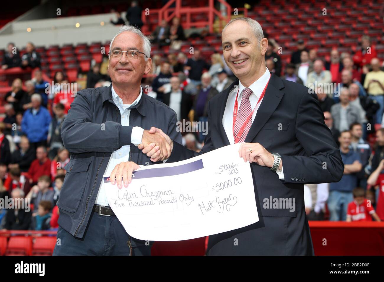 Cheque presentation hi-res stock photography and images - Alamy