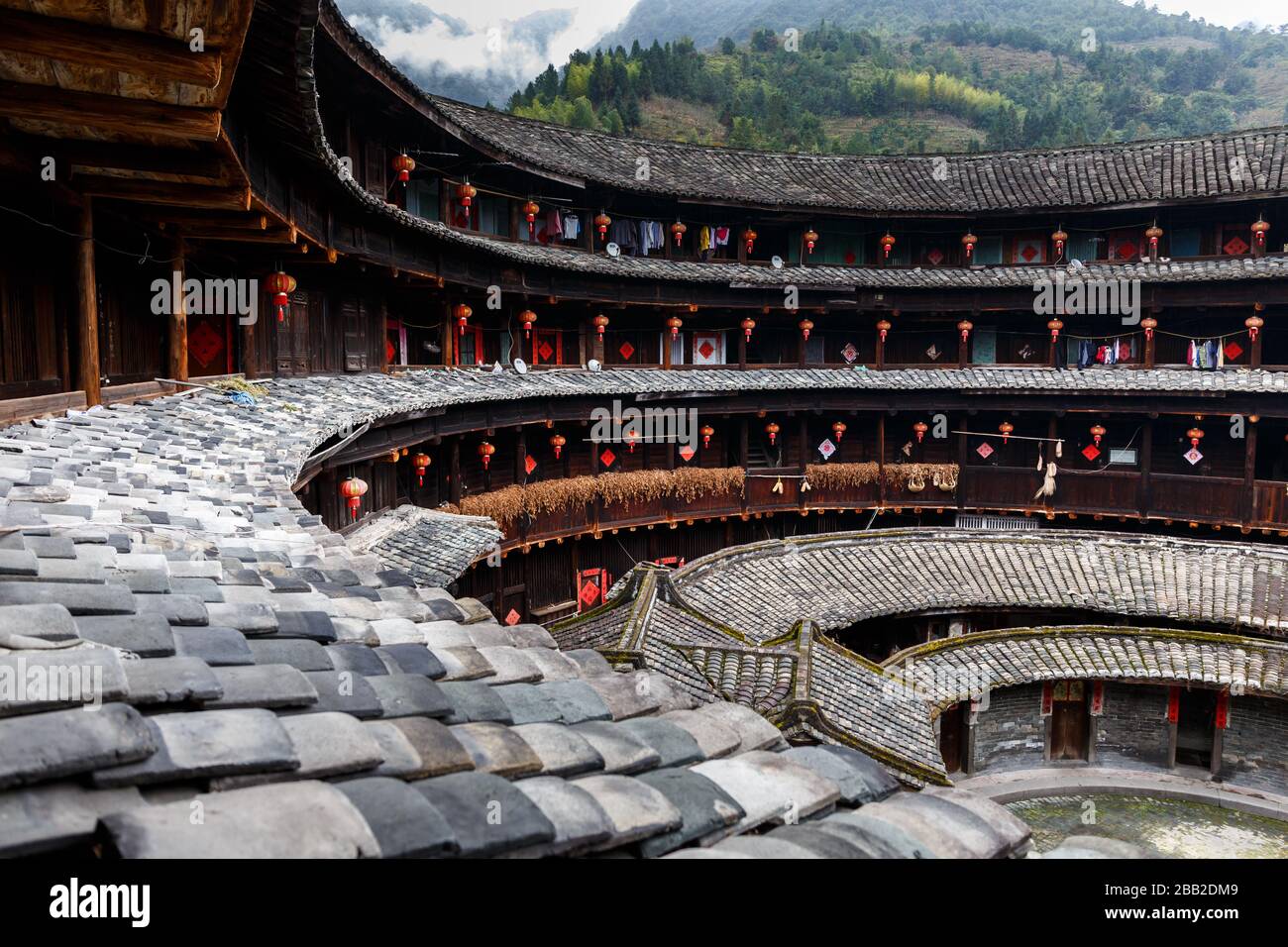 Ancient chinese house roof tiles hi-res stock photography and images ...