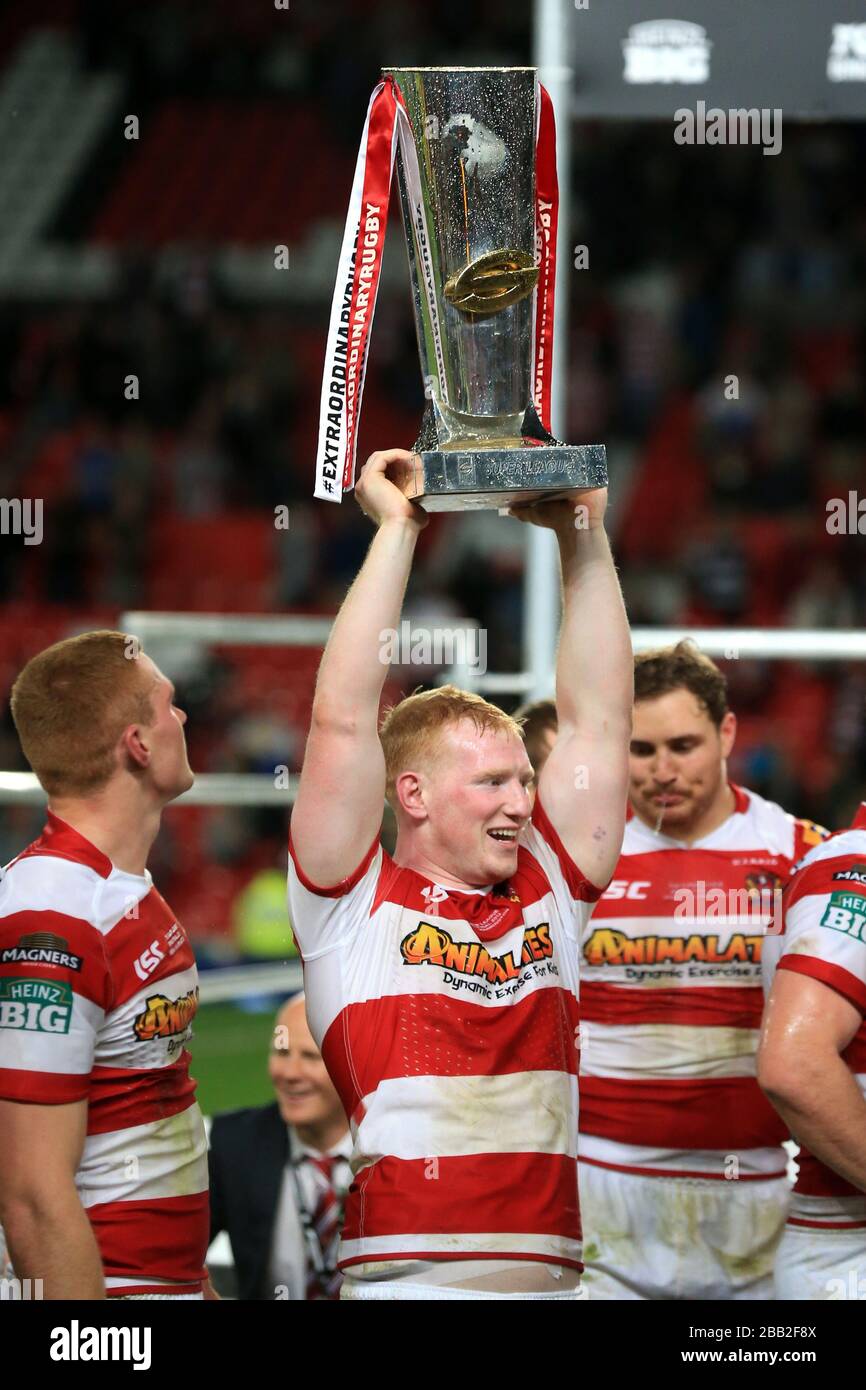 Wigan Warriors' Liam Farrell lifts the Super League Grand Final Stock ...