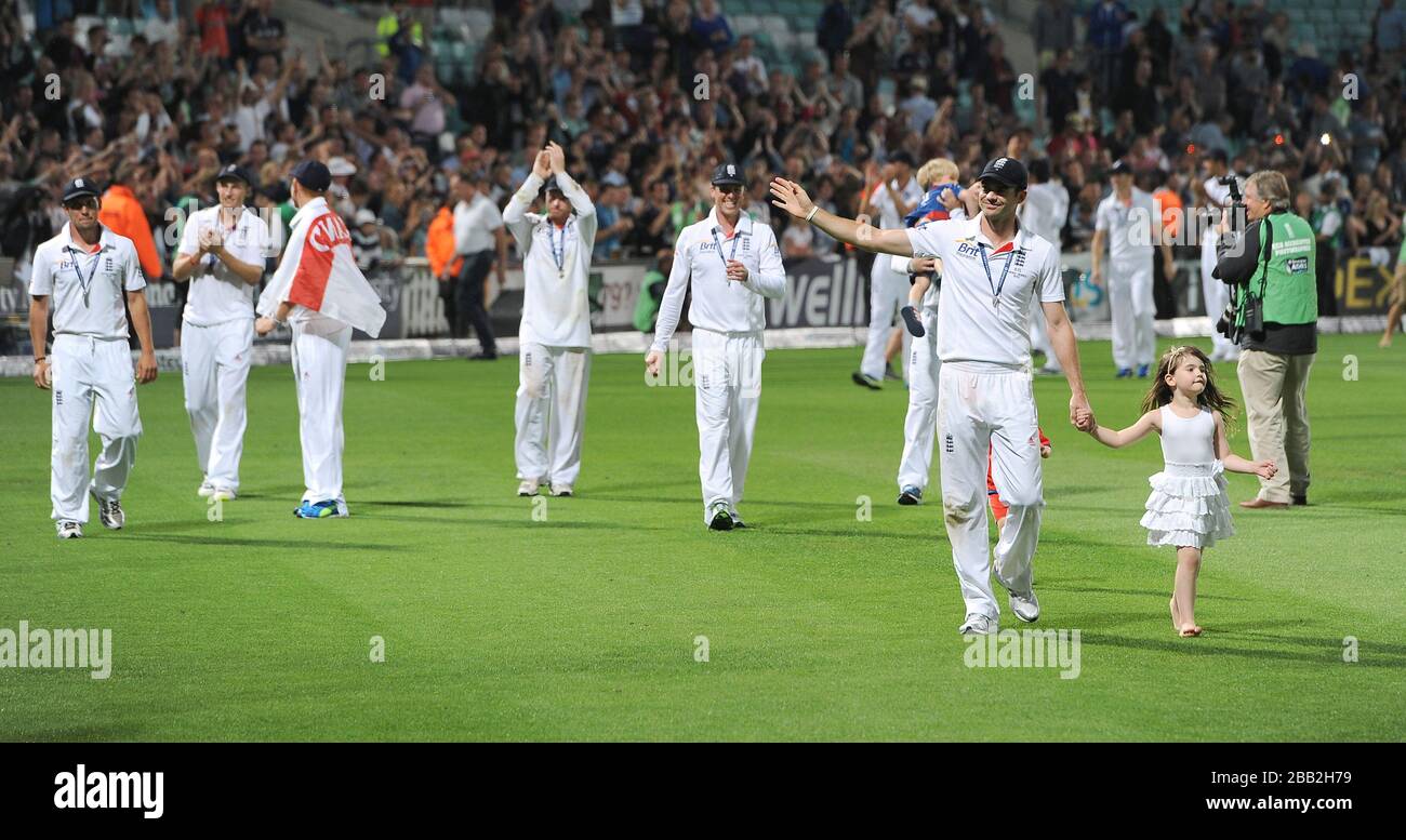 Team mates celebrate winning ashes hi-res stock photography and images ...