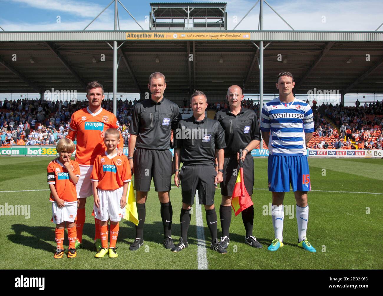 Blackpool captain Barry Ferguson (left) and Reading captain Sean ...