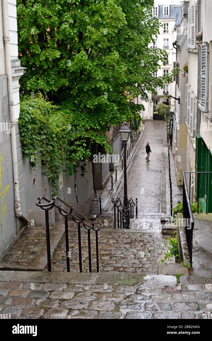 Paris montmartre street hi-res stock photography and images - Alamy