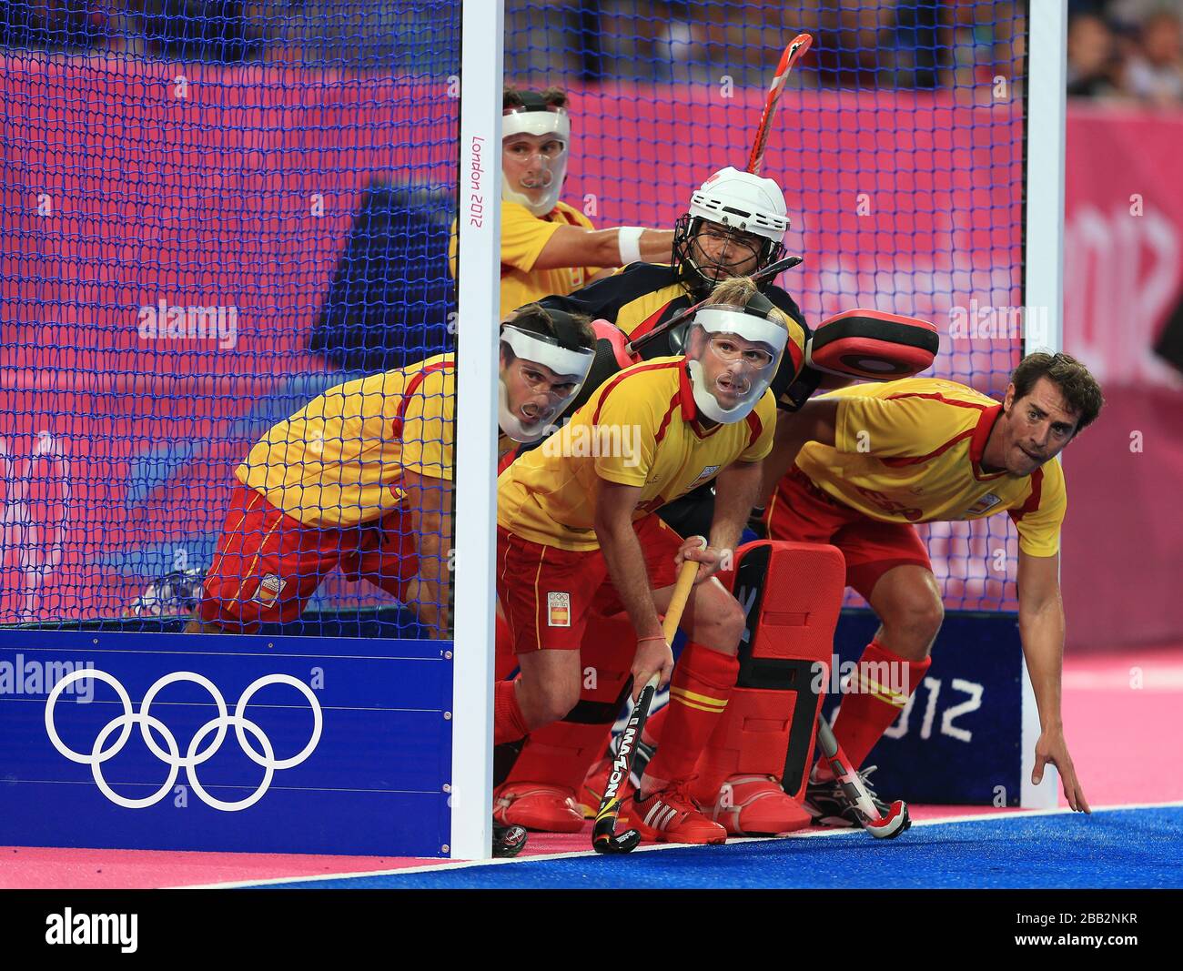 Spanish players wait to defend a short corner Stock Photo - Alamy