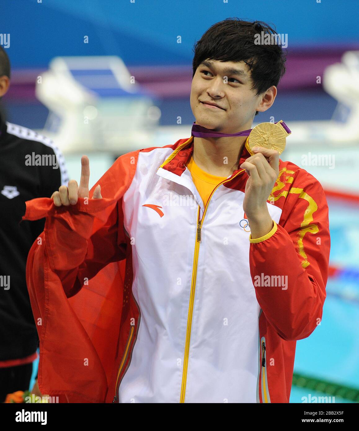China's Sun Yang celebrates with his Gold Medal for the Men's 1500m ...