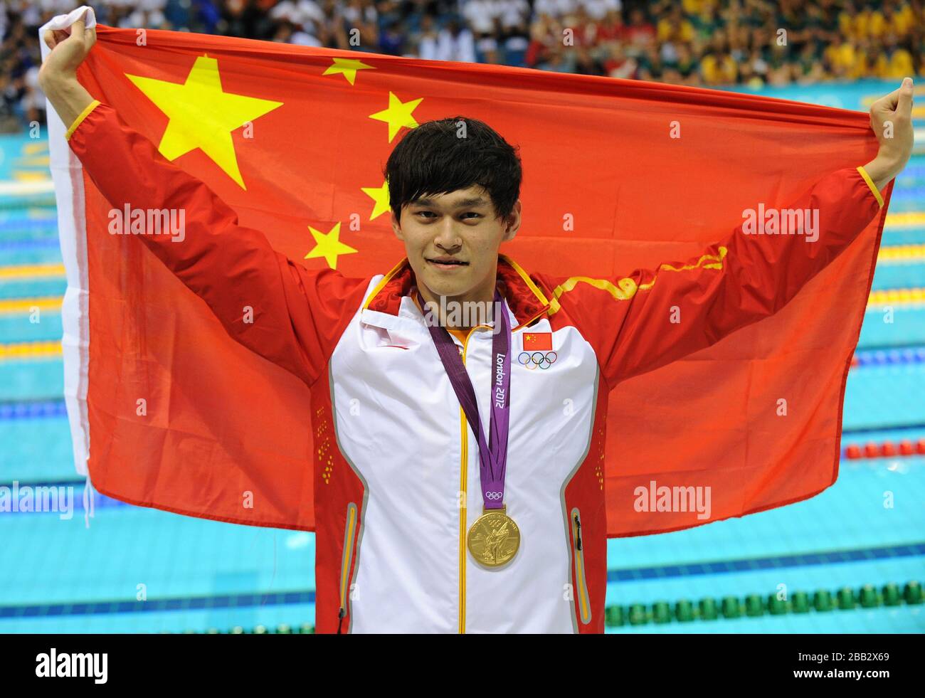 China's Sun Yang celebrates with his Gold Medal for the Men's 1500m ...