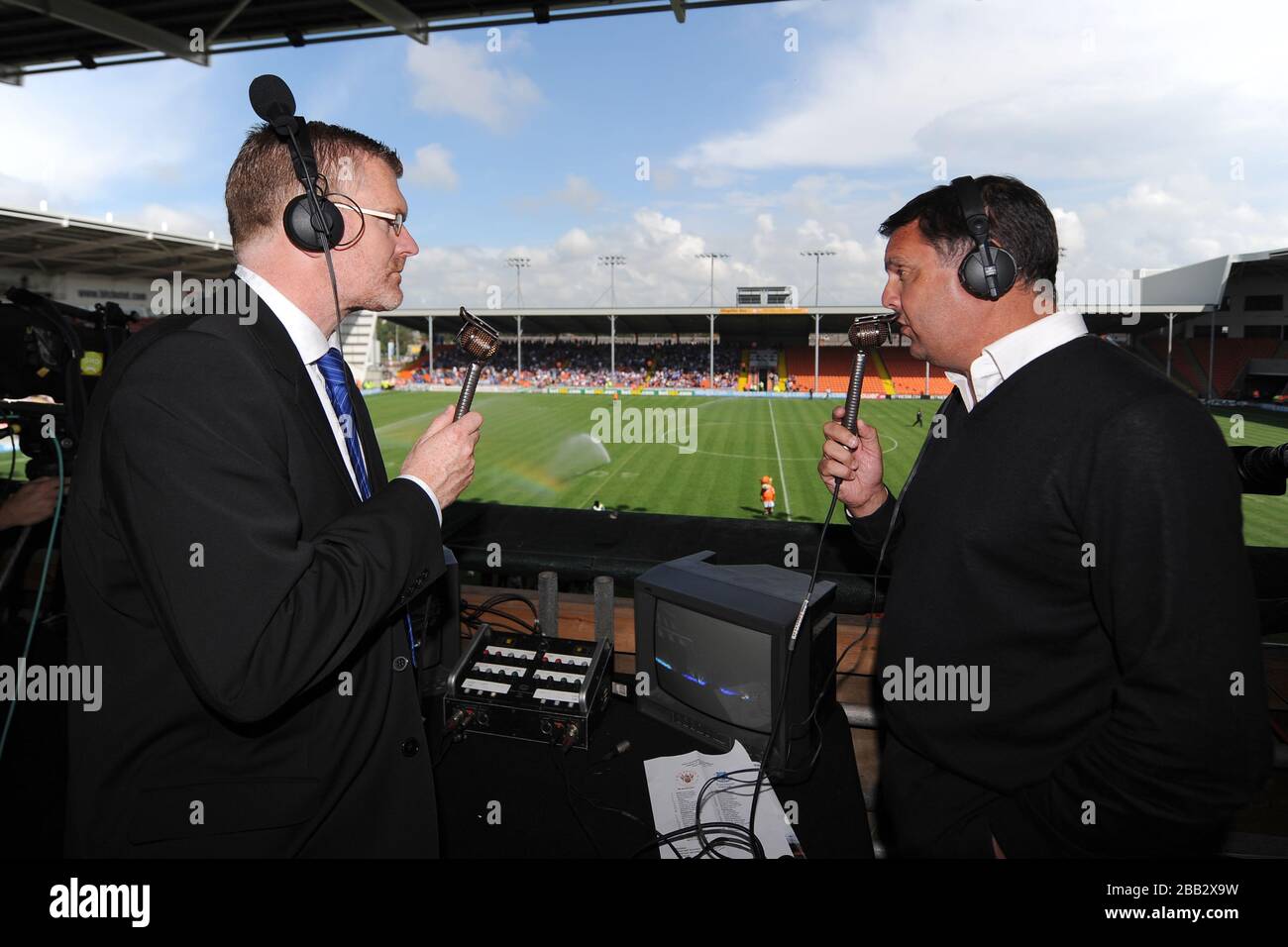 Commentate hi-res stock photography and images - Alamy