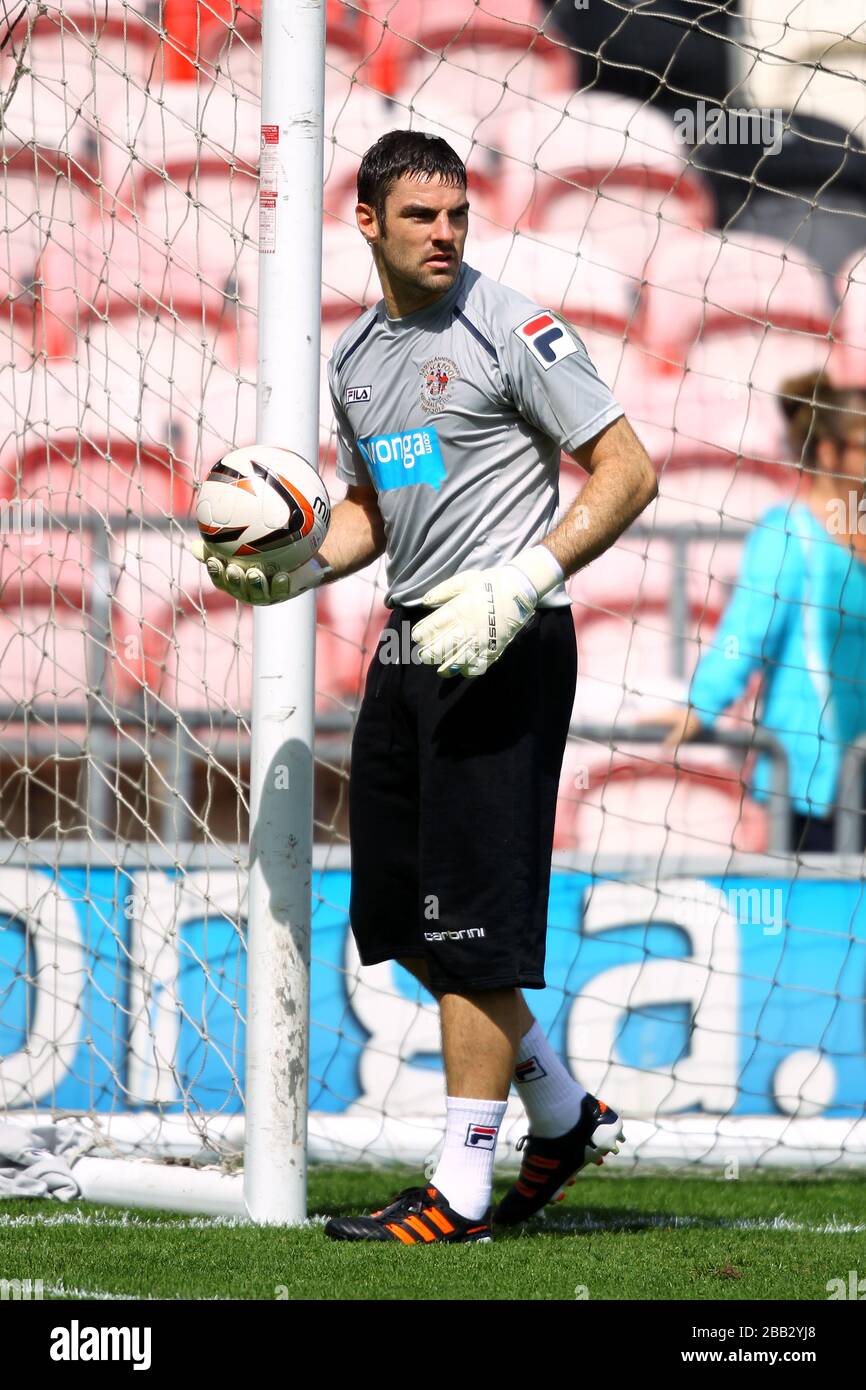 Goalkeeper mark halstead hi-res stock photography and images - Alamy