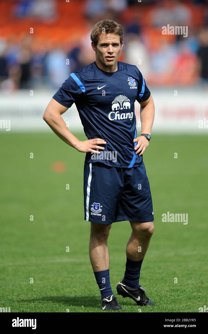 Evertons physiotherapist dominic rogan hi-res stock photography and ...