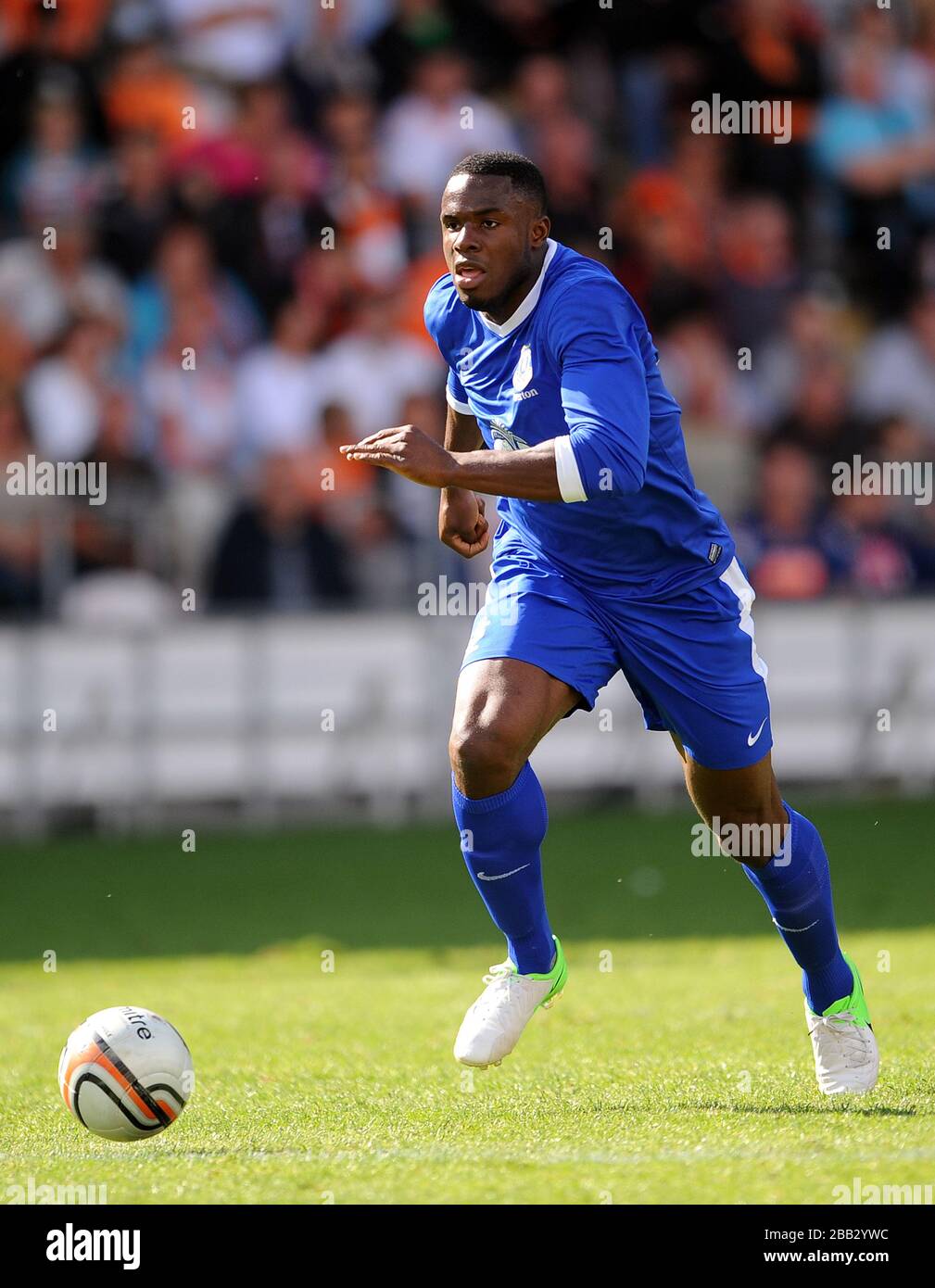 Full length victor anichebe hi-res stock photography and images - Alamy