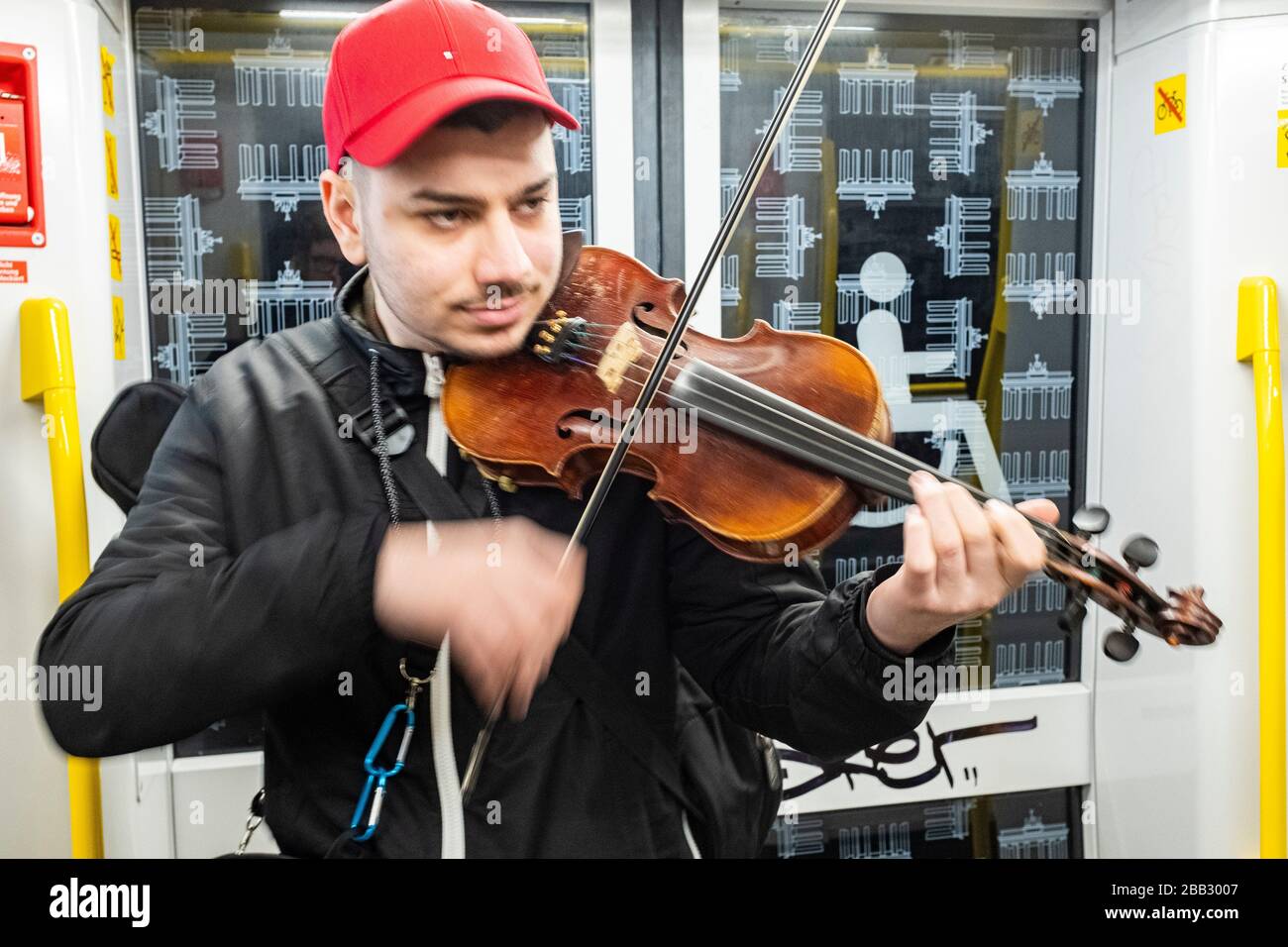 A street musician performing hi-res stock photography and images - Alamy