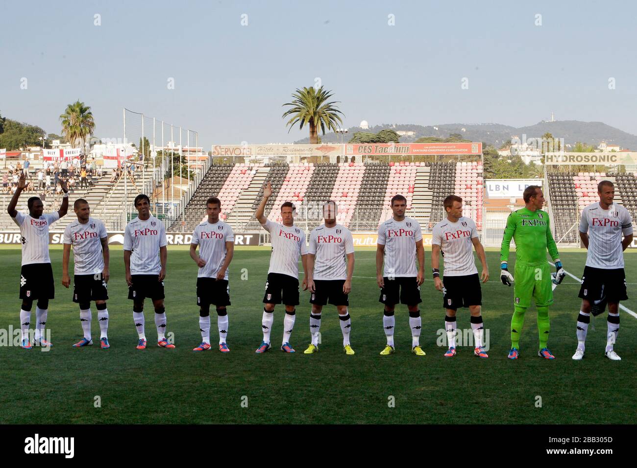 Fulham line up prior to kick-off Stock Photo - Alamy