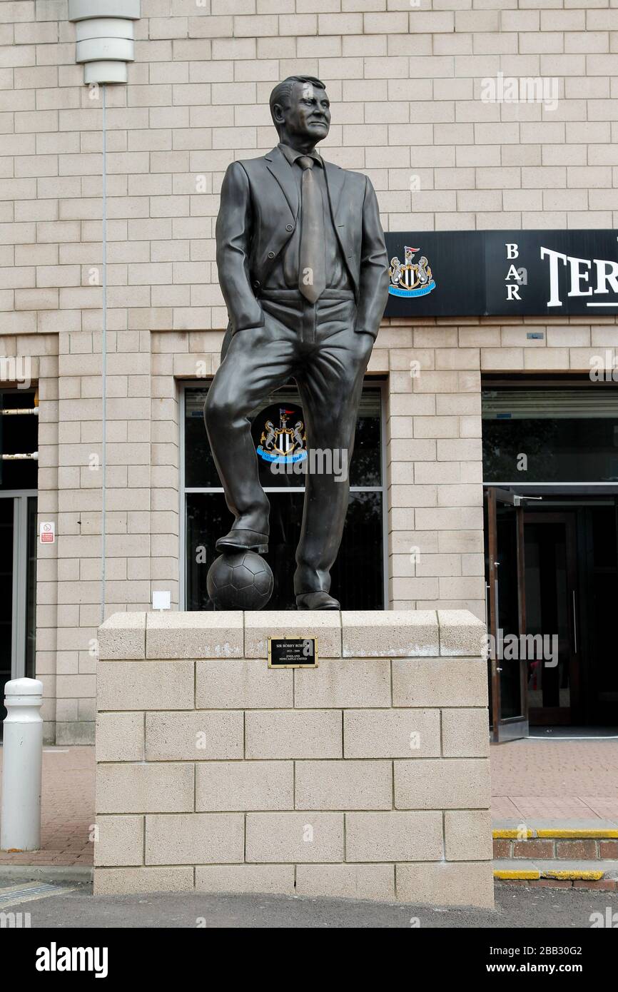 Sir bobby robson statue outside st james park hi-res stock photography ...