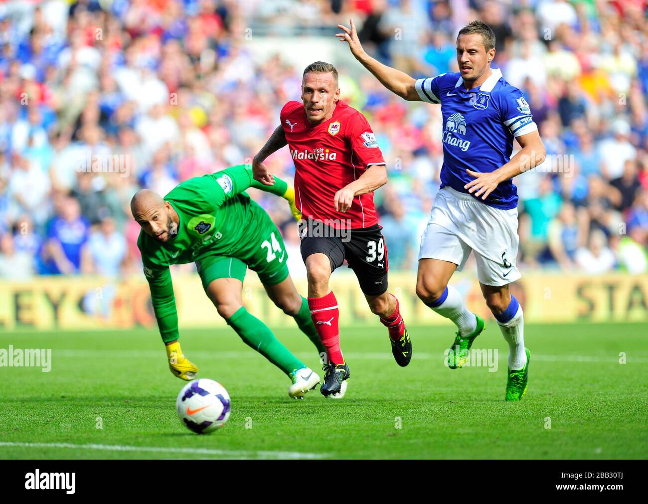 Everton goalkeeper Tim Howard in action Stock Photo - Alamy