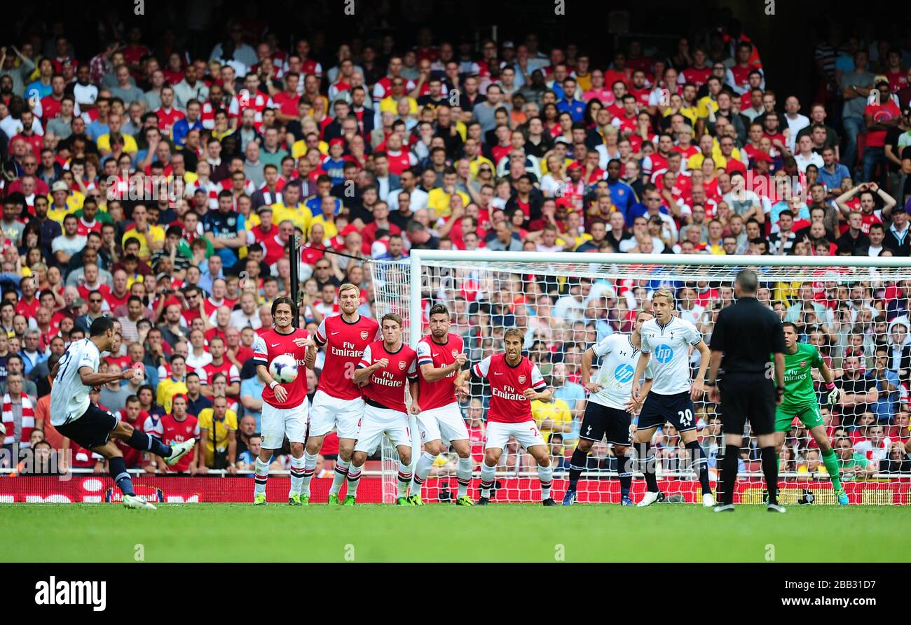Free kick wall players football hi-res stock photography and images - Alamy