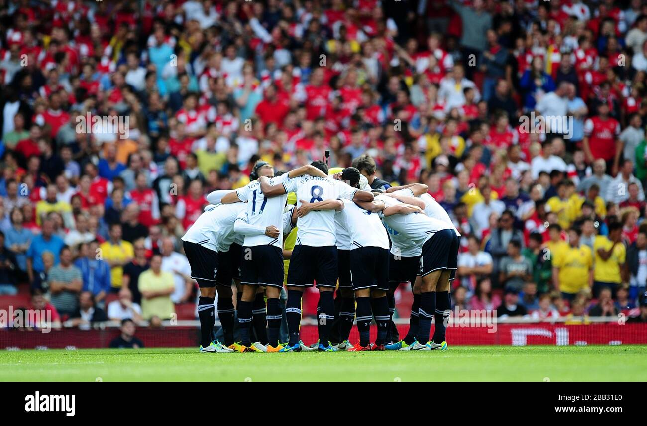 Tottenham Hotspur have a team huddle before the game Stock Photo - Alamy